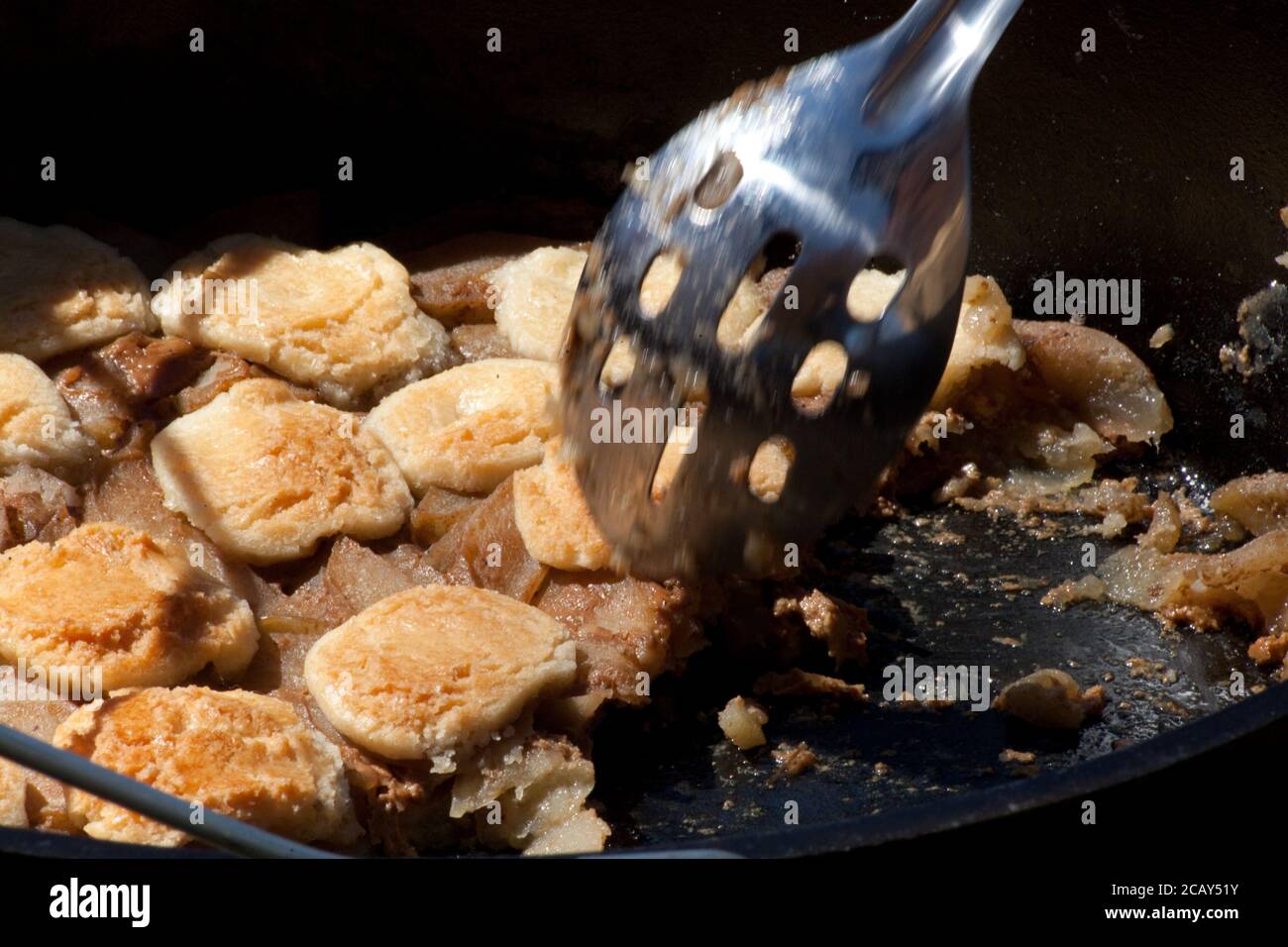 Cowboy cooking a meal over an open fire Stock Photo - Alamy