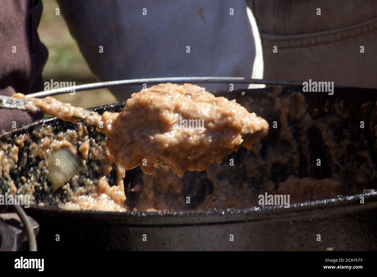 Cowboy cooking a meal over an open fire Stock Photo - Alamy