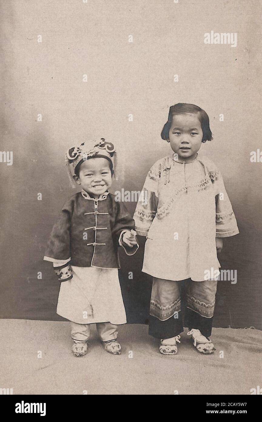 Two immigrant siblings circa 1910 Stock Photo - Alamy