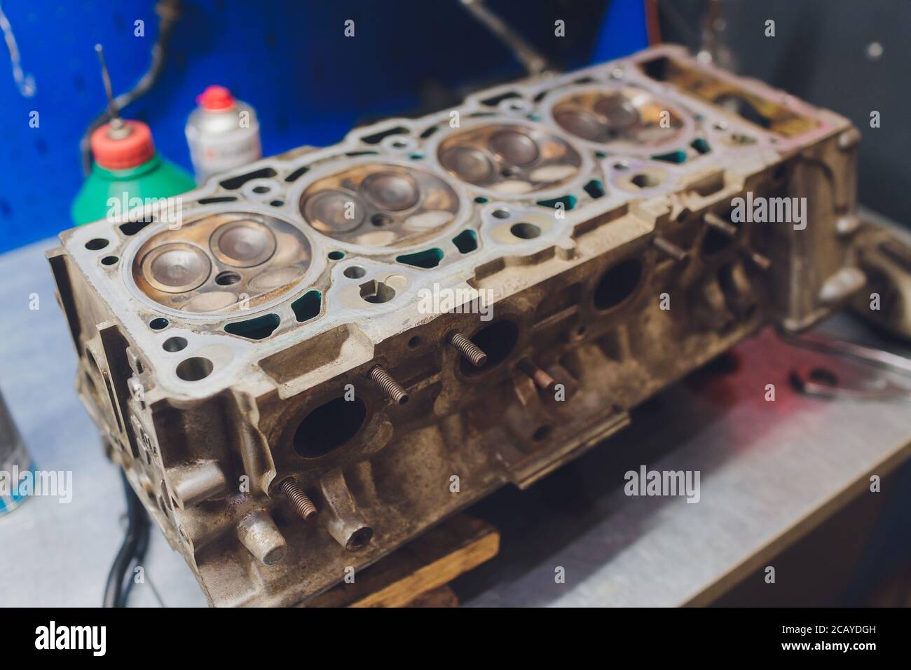 Engine valve car maintenance.The cylinder block of the four-cylinder ...
