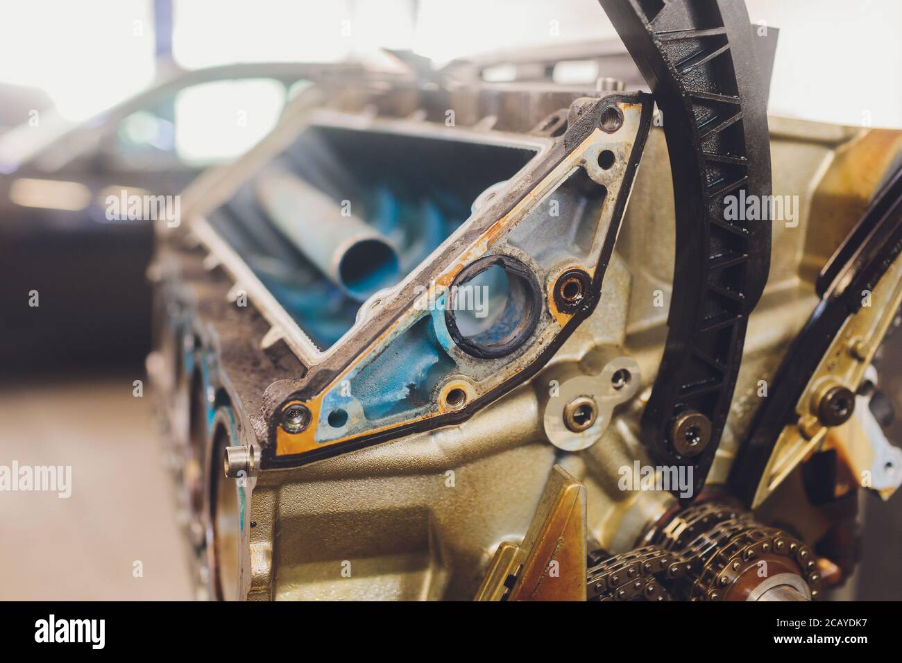 Engine valve car maintenance.The cylinder block of the four-cylinder ...