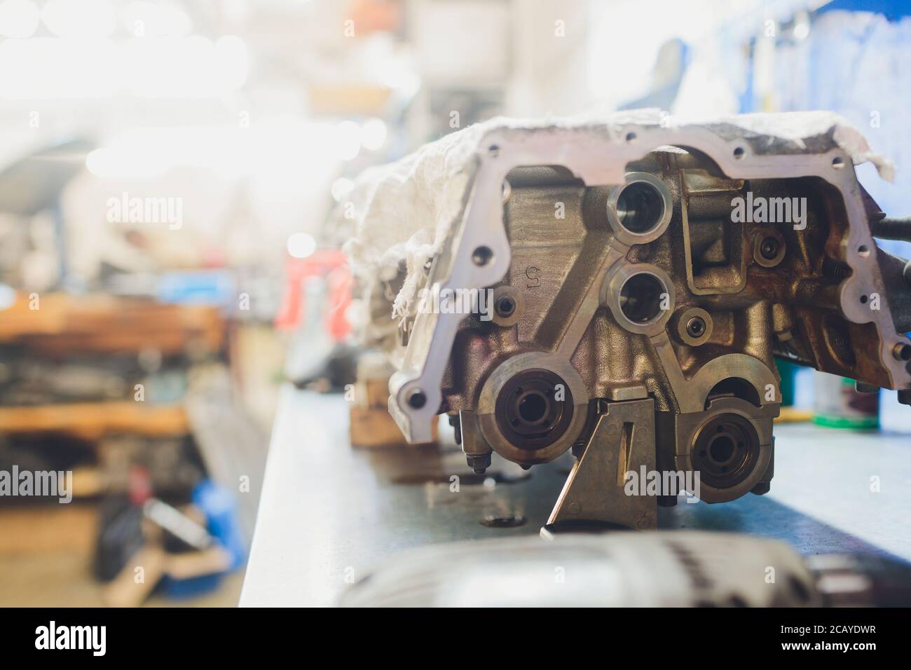 Engine valve car maintenance.The cylinder block of the four-cylinder ...