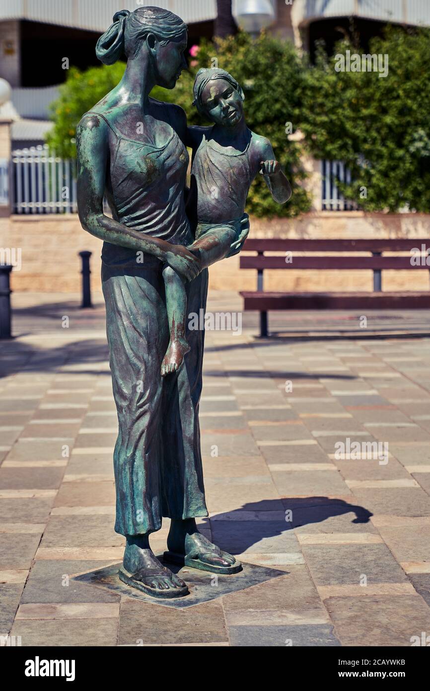 Mother and daughter statue hi-res stock photography and images - Alamy