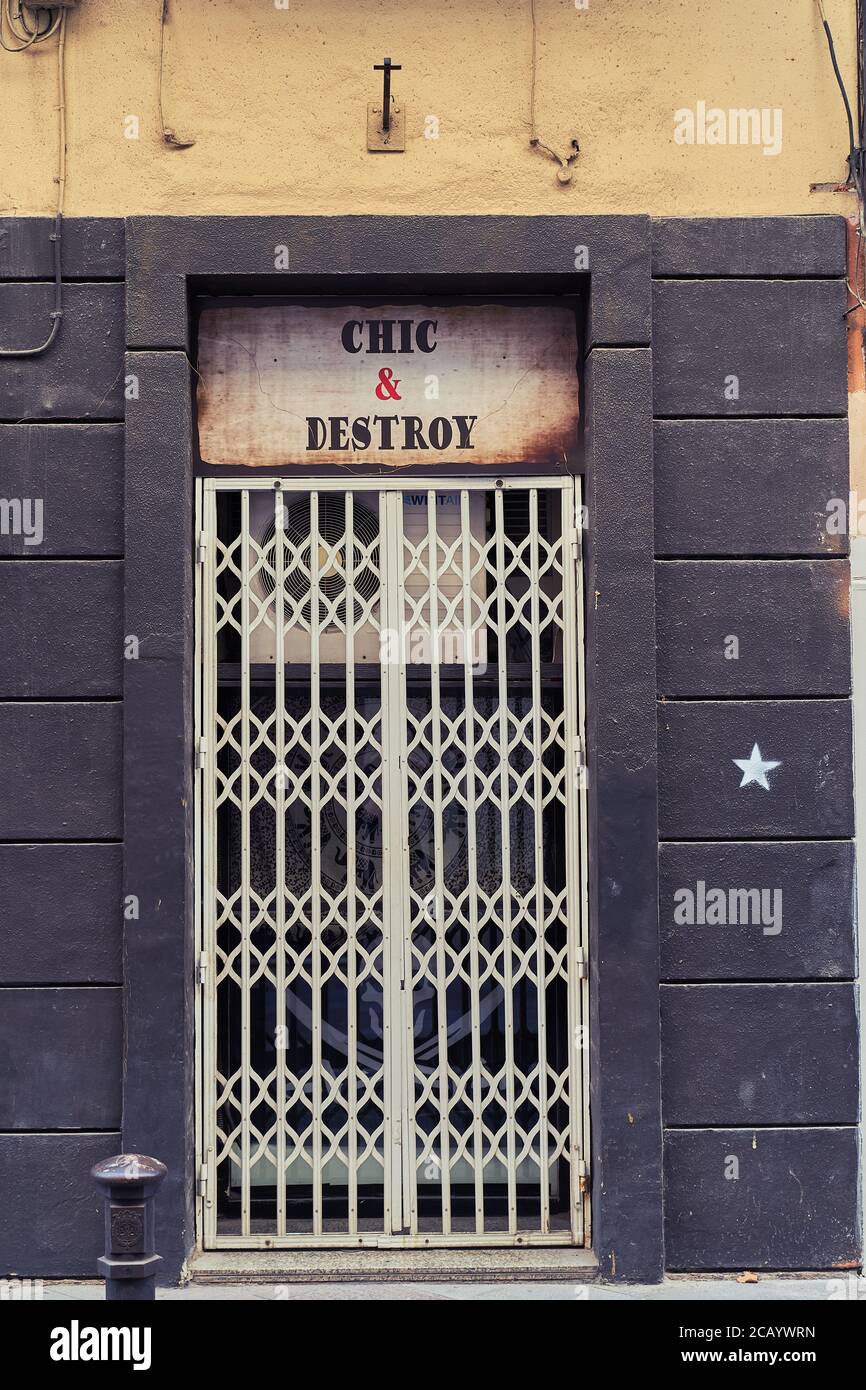 Chic and destroy hi-res stock photography and images - Alamy