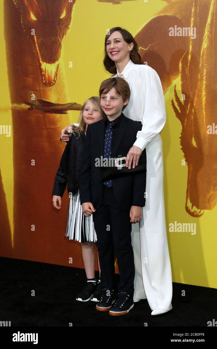 LOS ANGELES - MAY 18: Gytta Lubov Hawkey, Fynn Hawkey, Vera Farmiga at ...