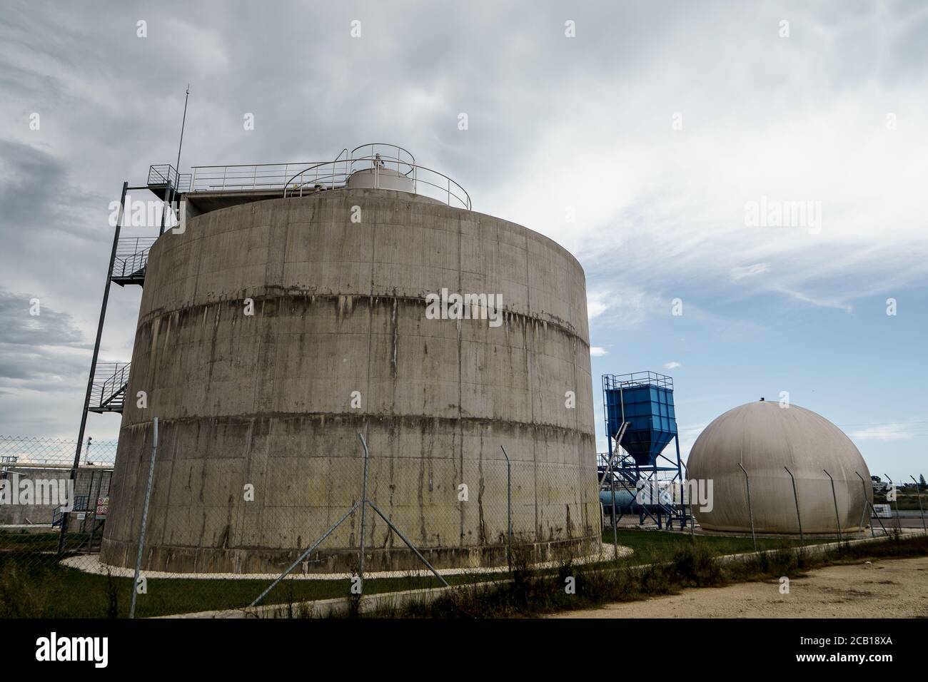 Old industrial oil tank at a factory Stock Photo - Alamy