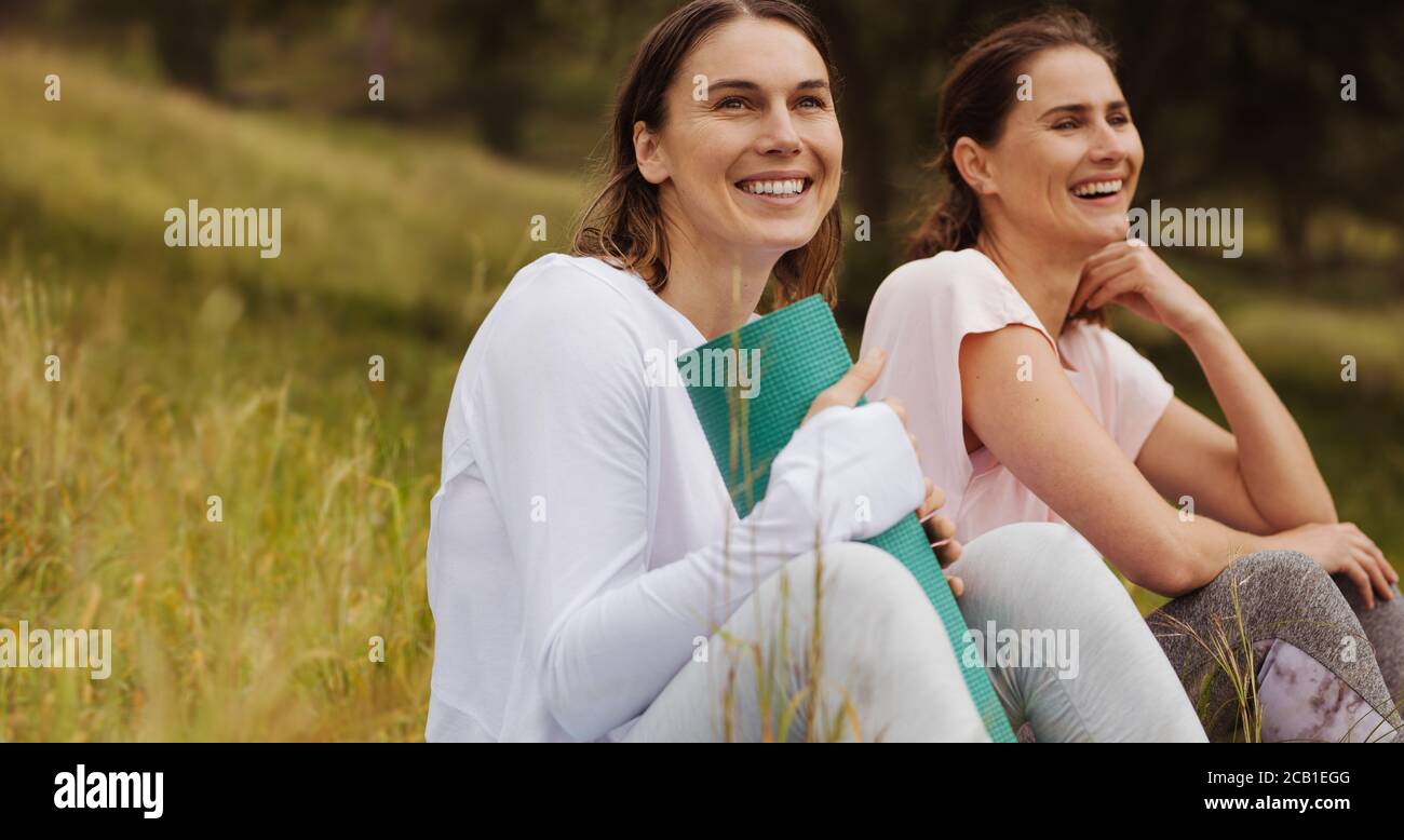 Two women friends hi-res stock photography and images - Alamy
