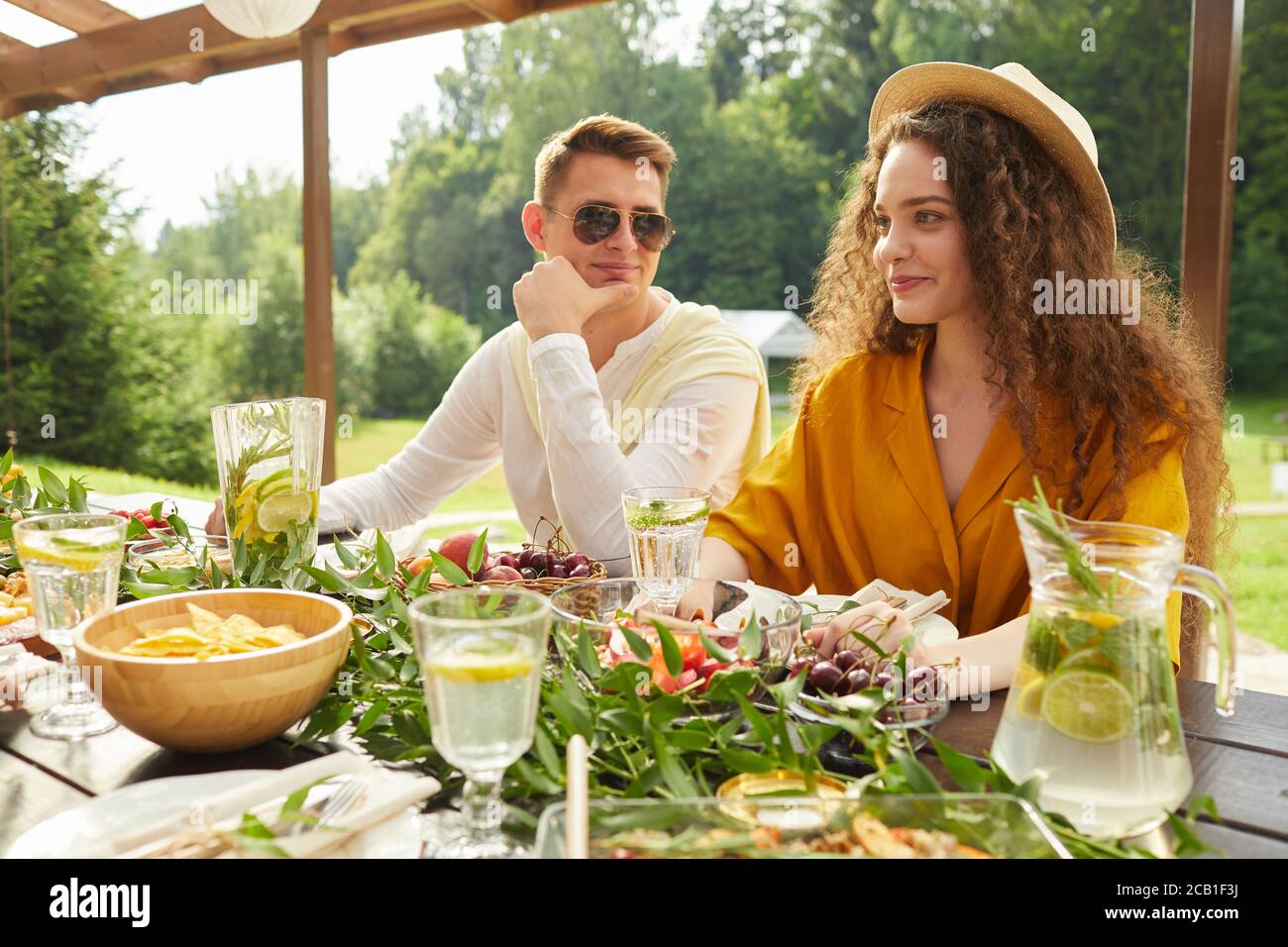 Family eating outdoor table hi-res stock photography and images - Alamy