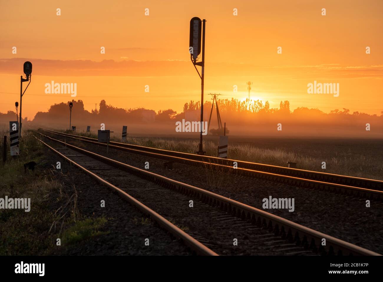 Sunrise railroad crossing hi-res stock photography and images - Alamy