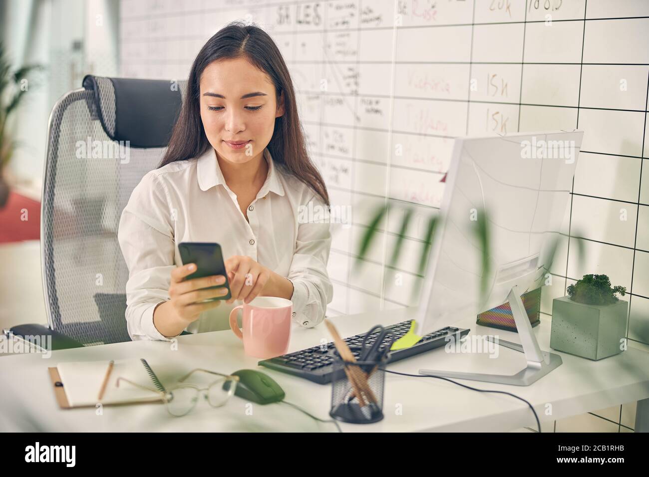 Woman staring distance office hi-res stock photography and images - Alamy