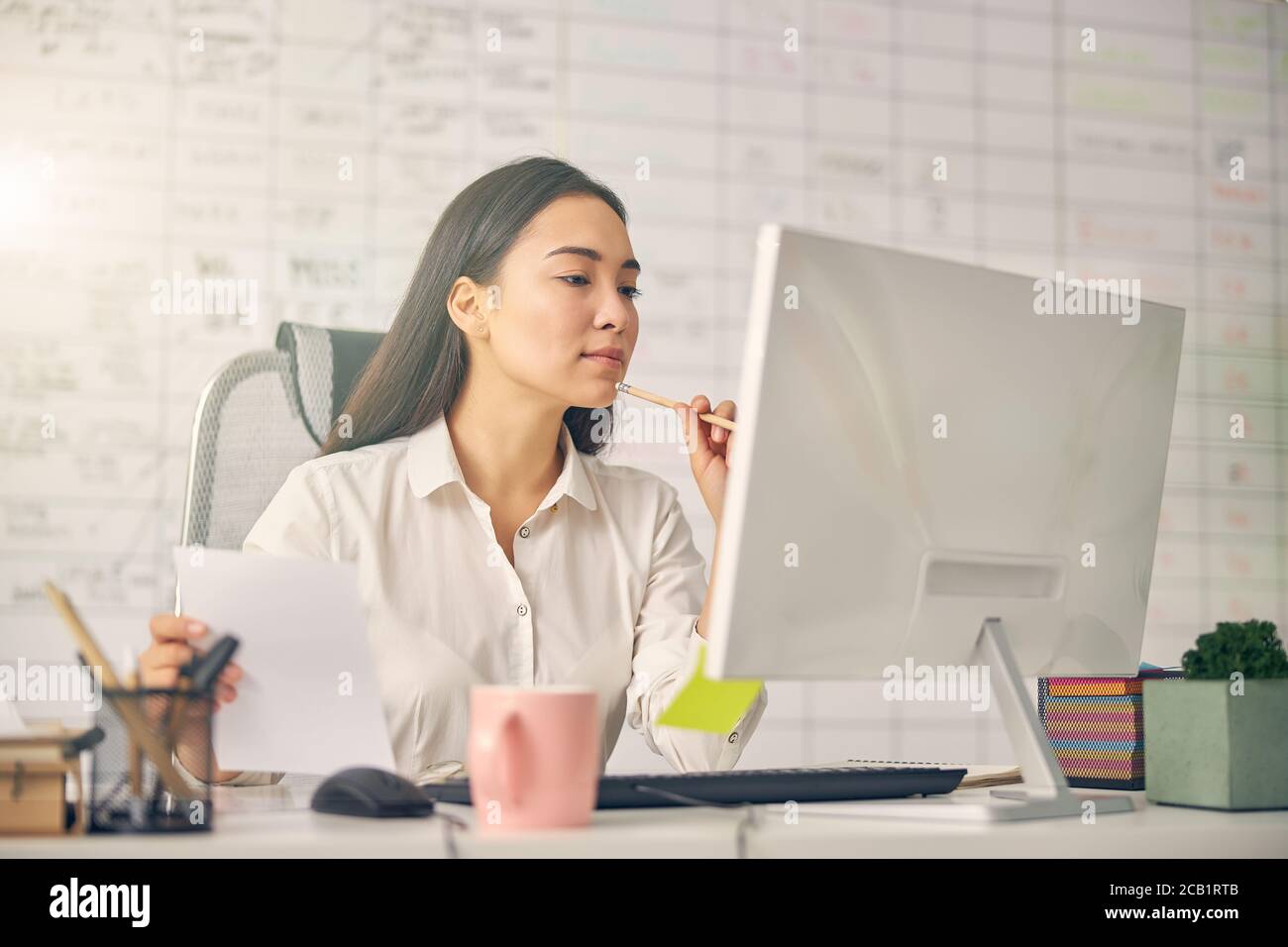 Woman staring distance computer hi-res stock photography and images - Alamy