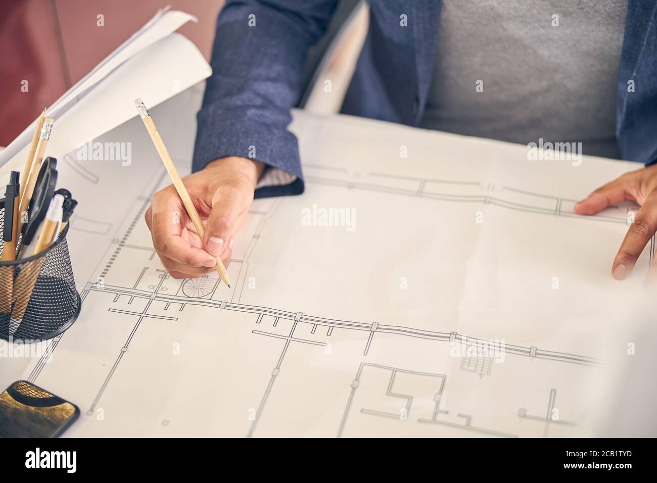 Close up of male hand drawing sketch Stock Photo - Alamy