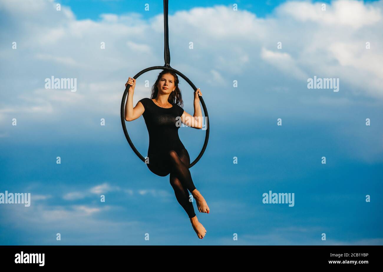 White aerial dancer hi-res stock photography and images - Alamy