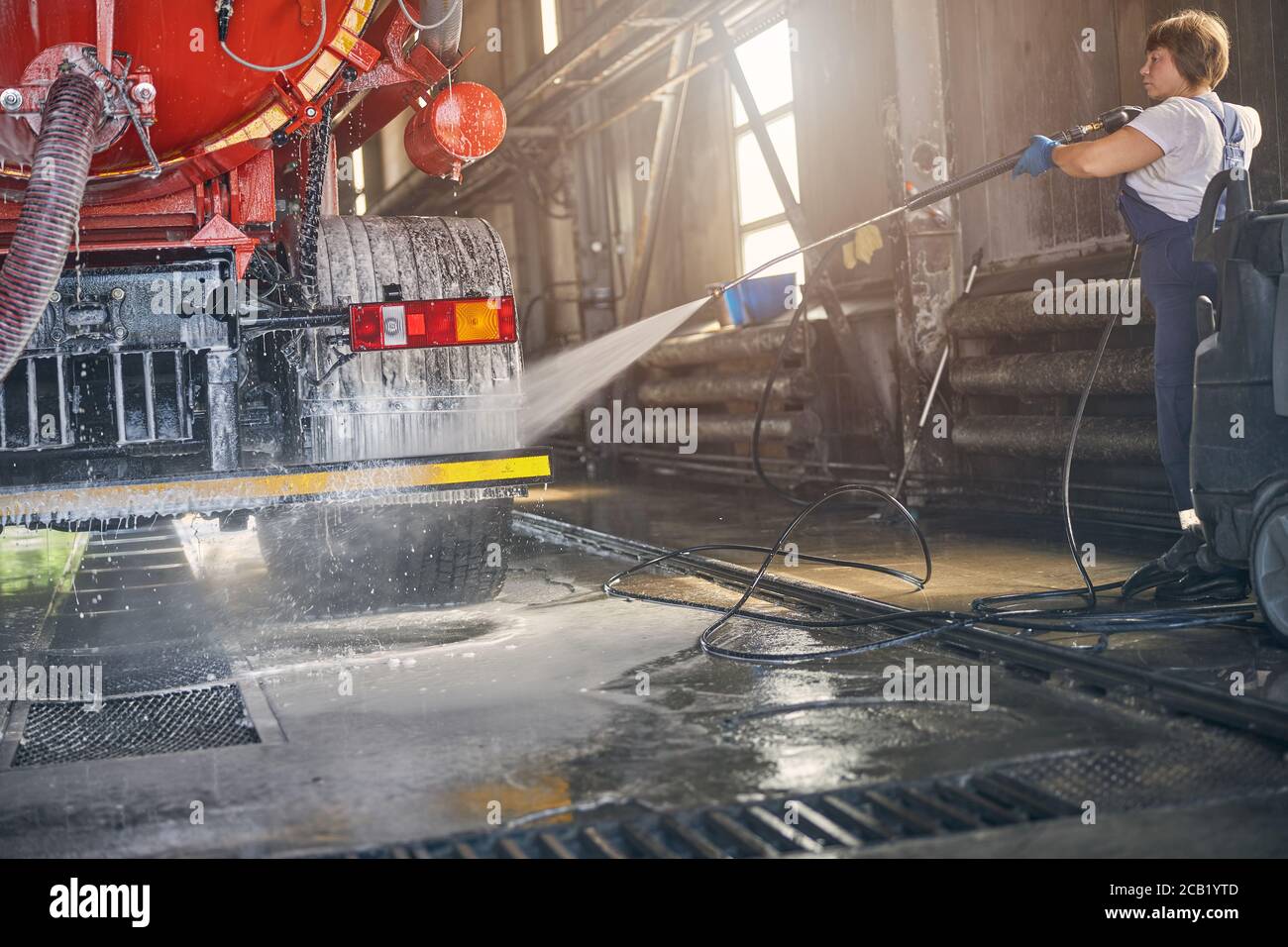 Female auto worker hi-res stock photography and images - Alamy