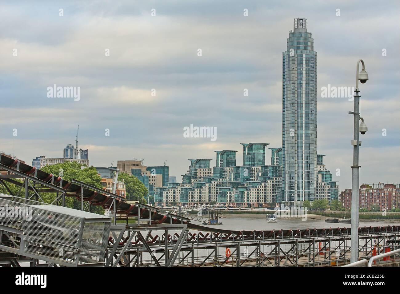 City of london bright morning light hi-res stock photography and images ...