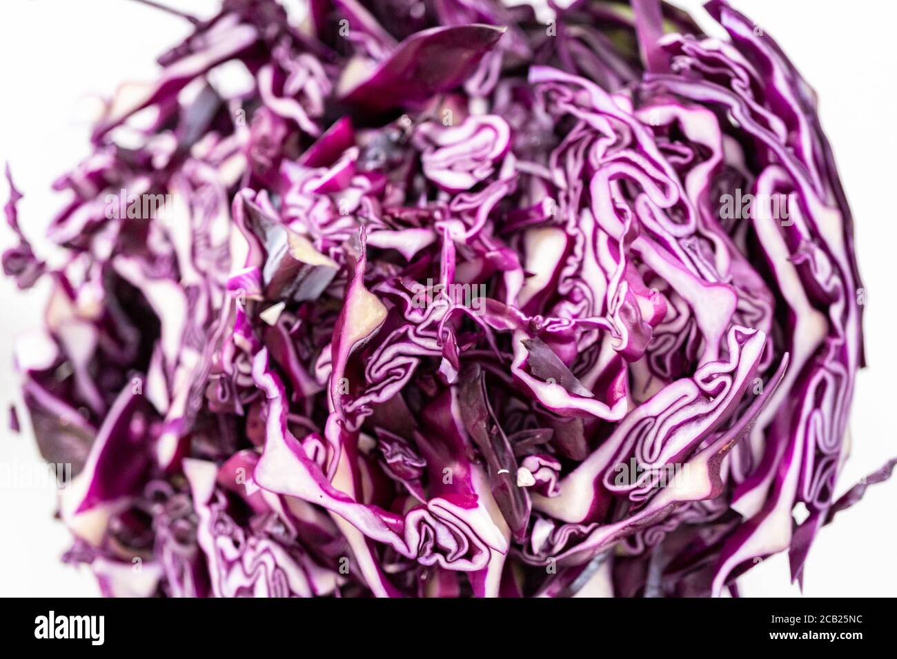Shredded red cabbage in a glass mixing bowl Stock Photo - Alamy