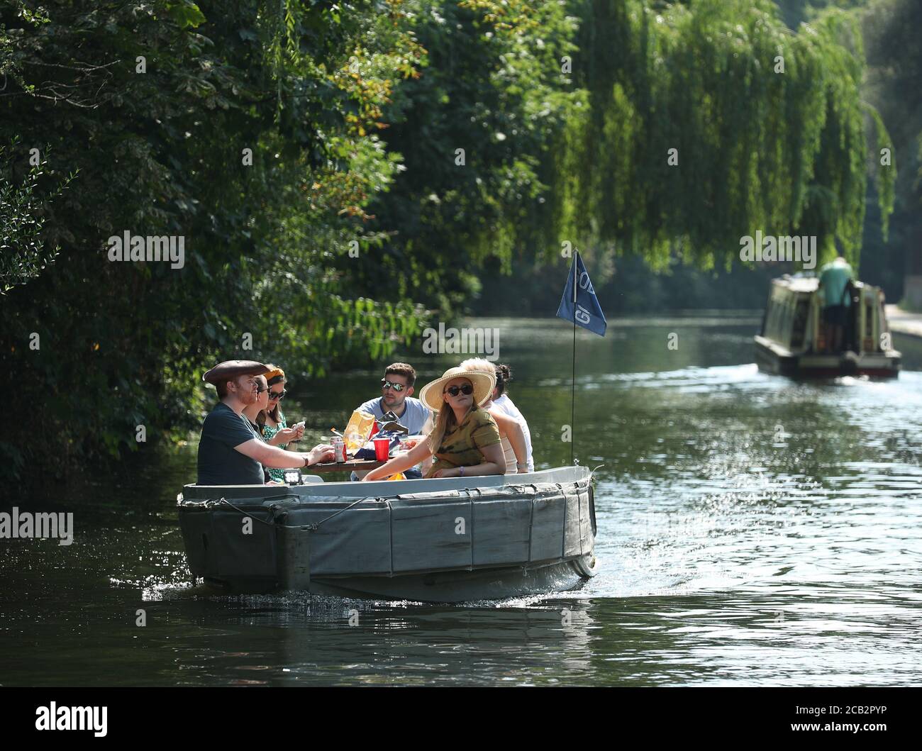 People boating in the hot weather along the Regent's Canal in London ...