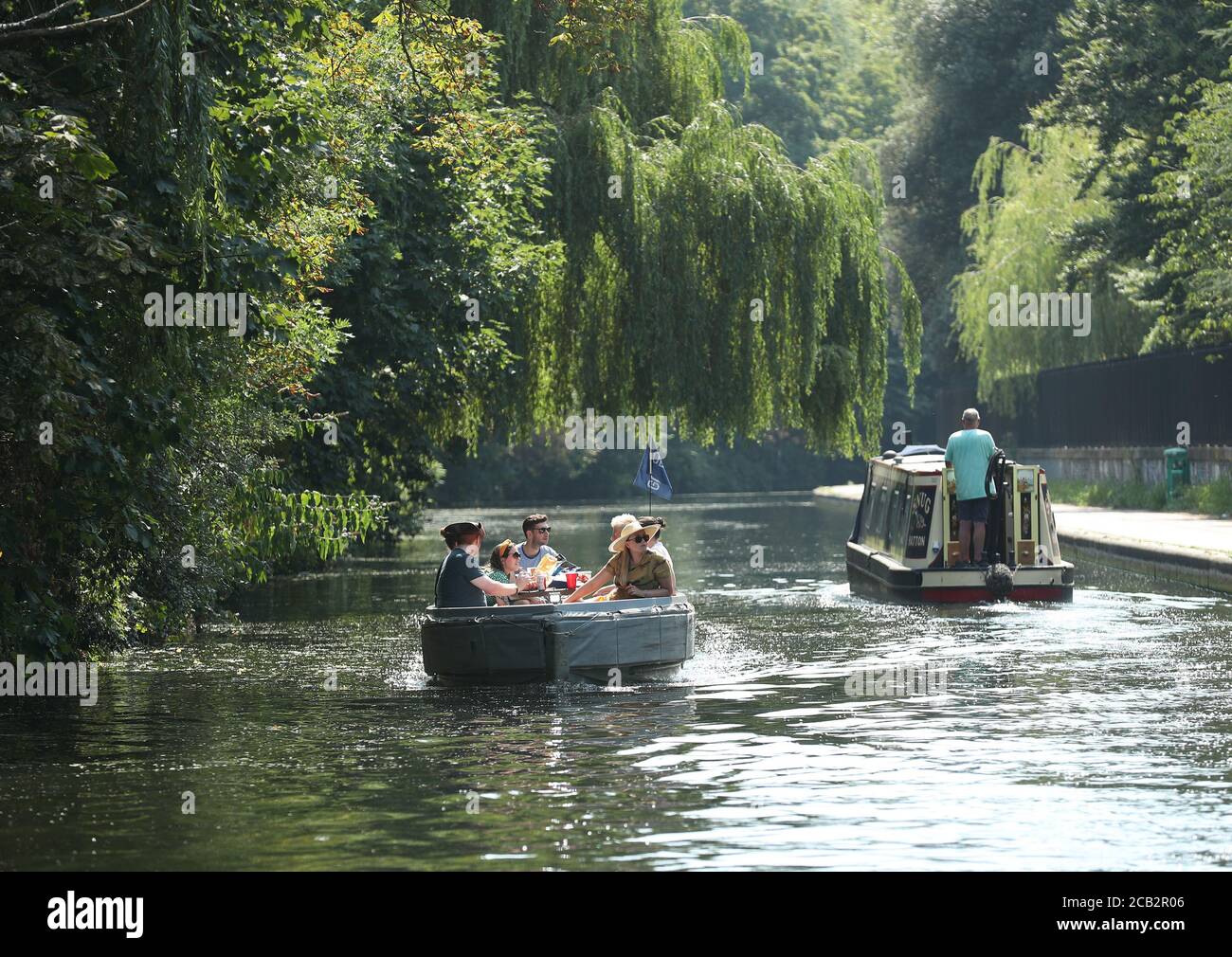 Hot weather along regents canal hi-res stock photography and images - Alamy