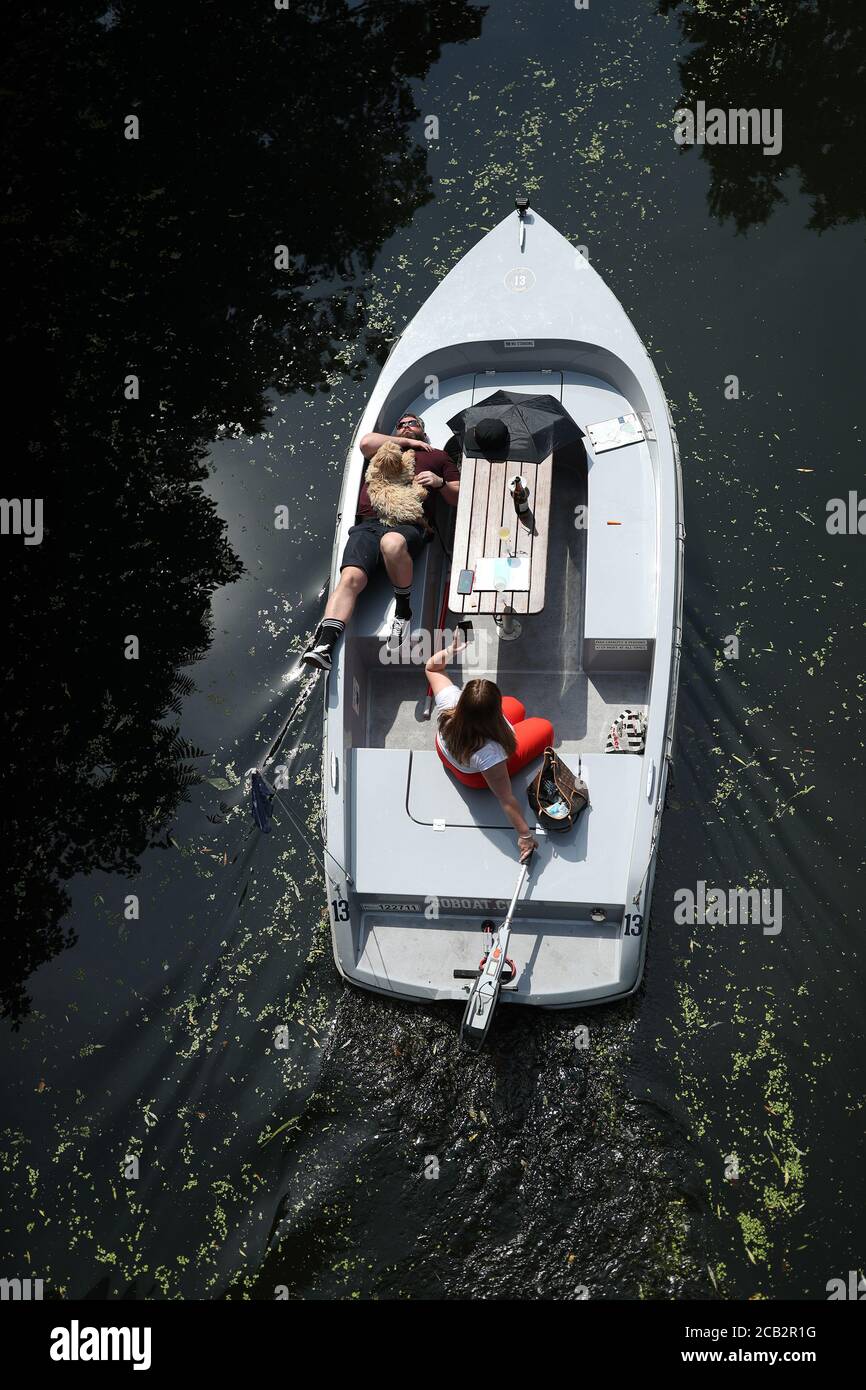 People boating in the hot weather along the Regent's Canal in London ...