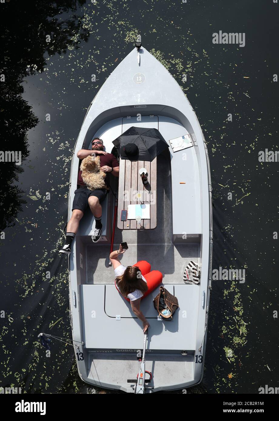 People boating in the hot weather along the Regent's Canal in London ...
