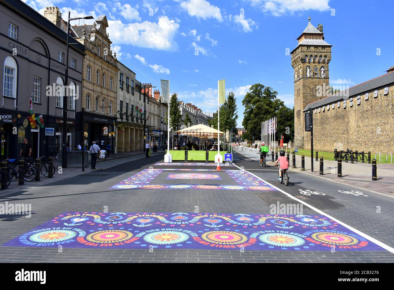 Cardiff Castle Street al fresco dining area, Cardiff, Wales Stock Photo ...