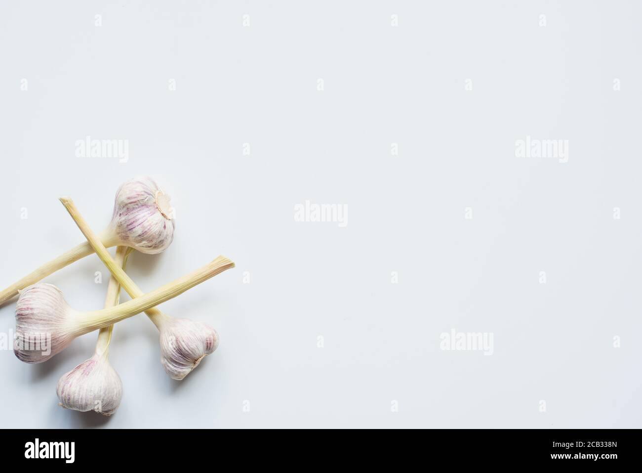 top view of ripe whole garlic on white background Stock Photo - Alamy