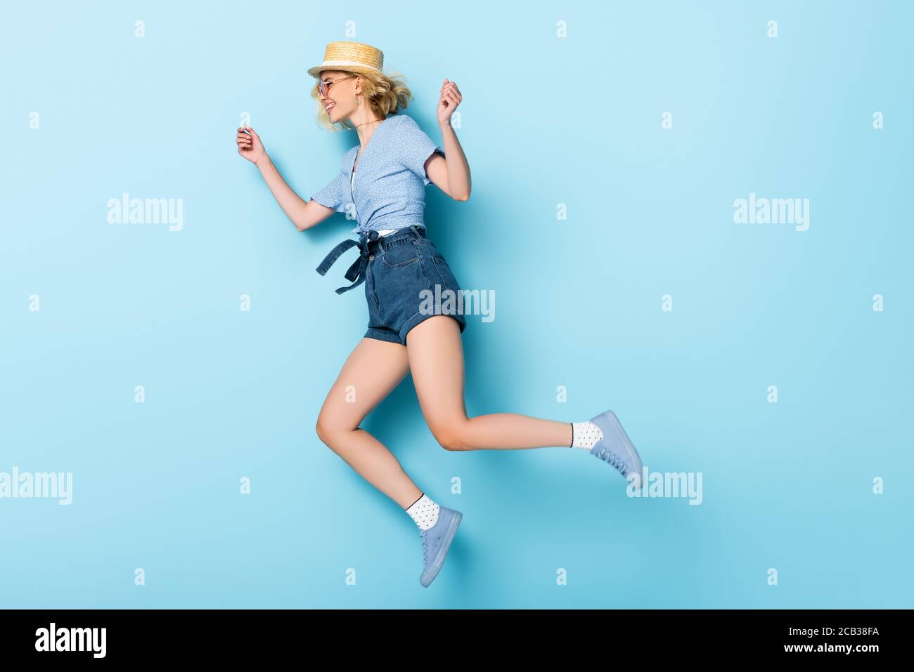 Side profile young woman jumping hi-res stock photography and images ...