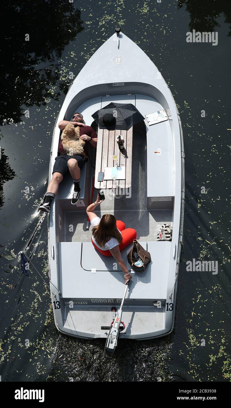People boating in the hot weather along the Regent's Canal in London ...