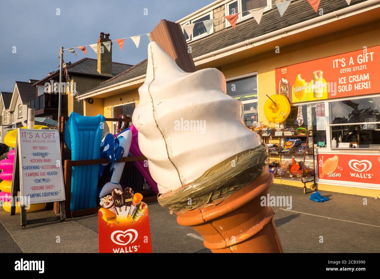 Huge 99 ice cream hi-res stock photography and images - Alamy