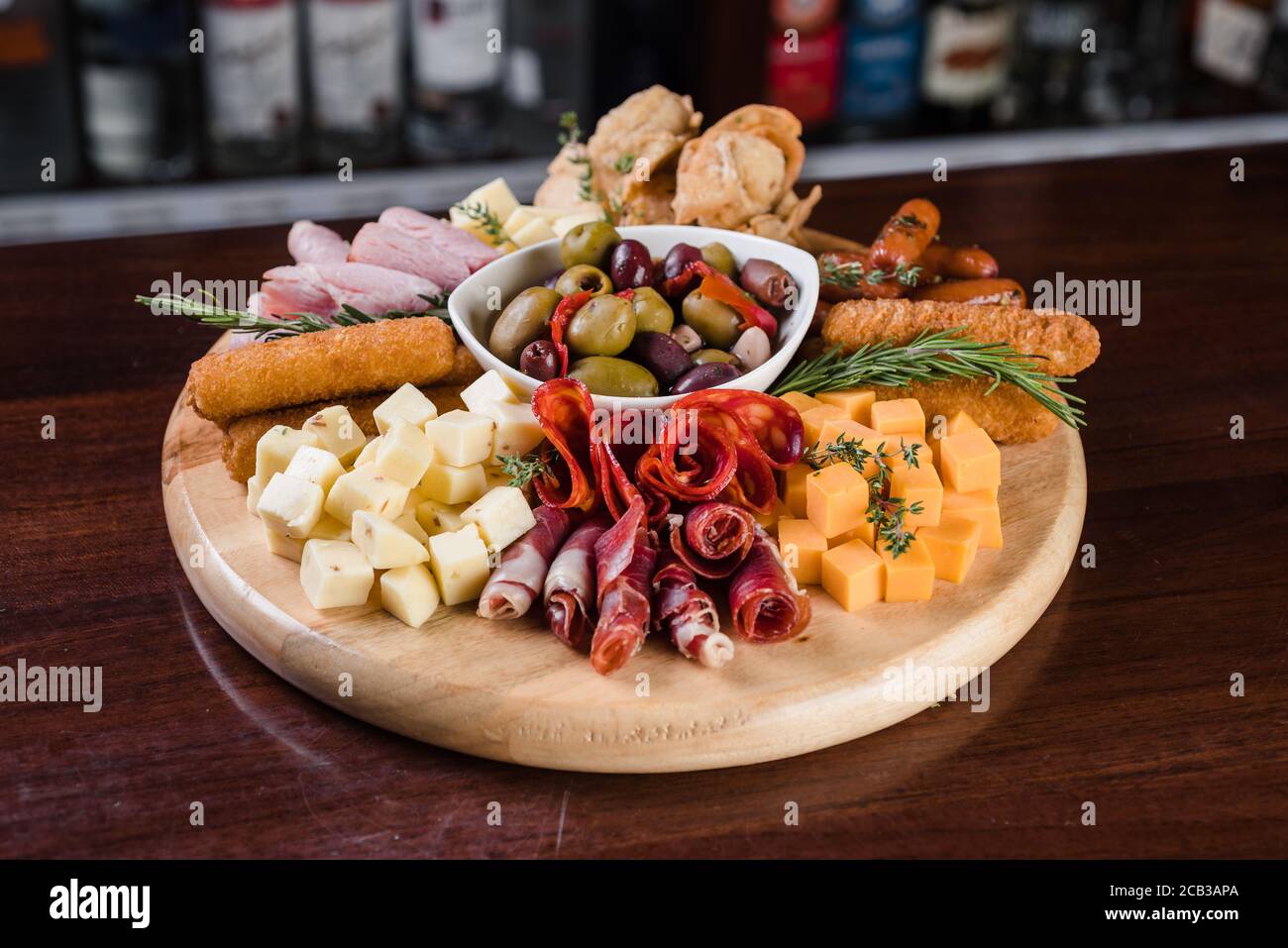 Selective focus shot of an appetizing wine snack set on a wooden board ...