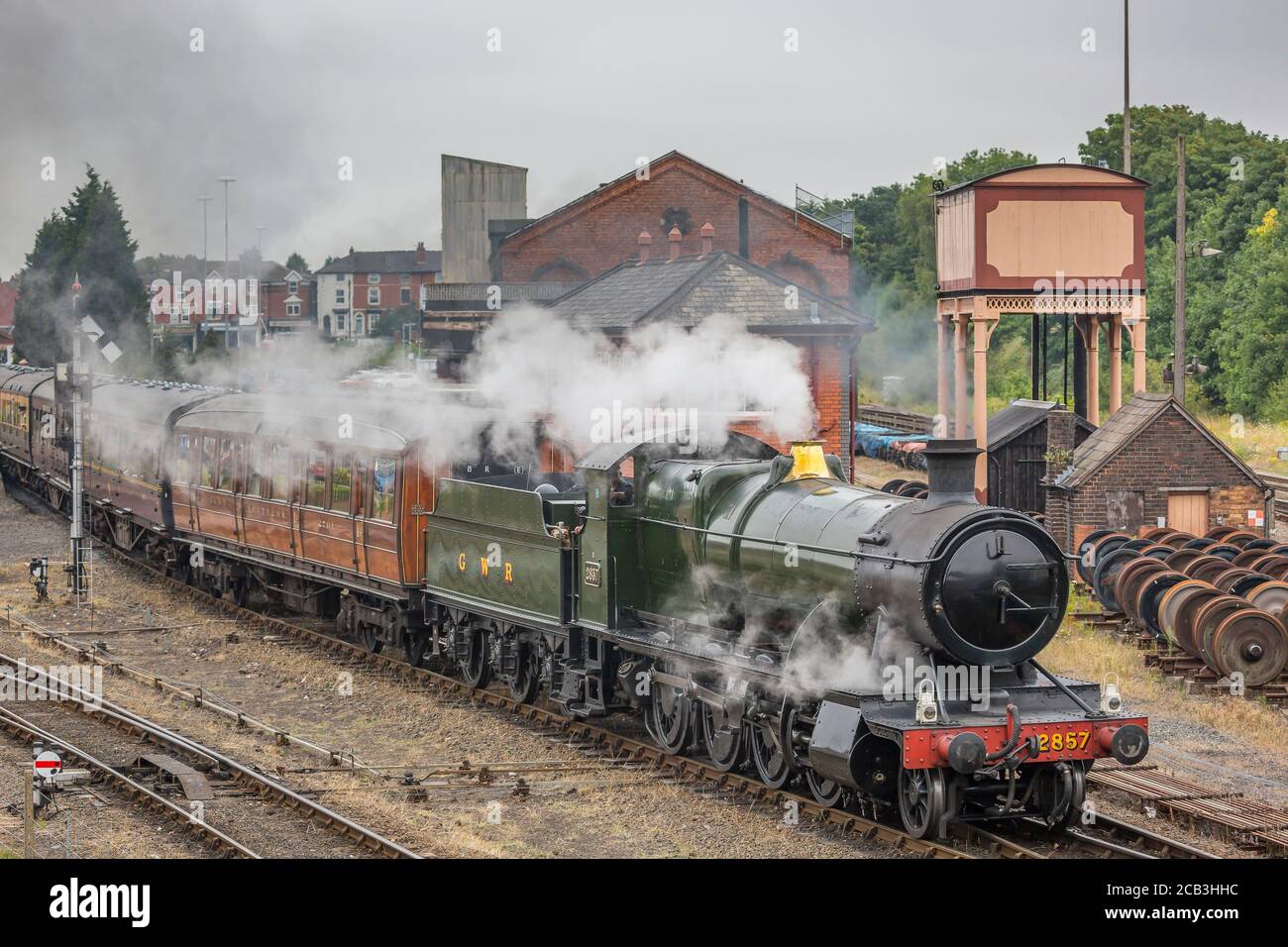 Vintage UK steam train leaving Kiddeminster station on Severn Valley ...