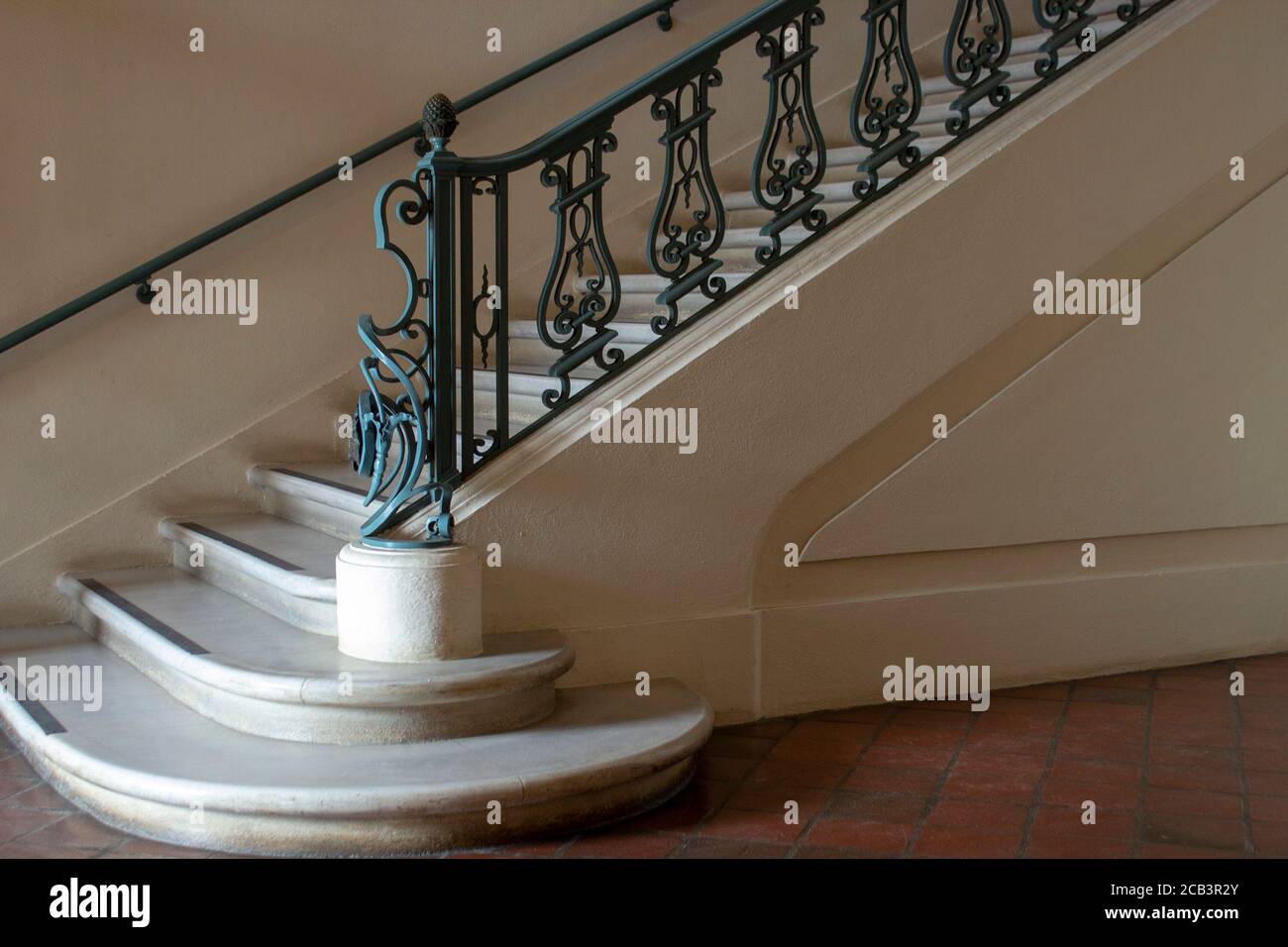 Second floor railing hi-res stock photography and images - Alamy