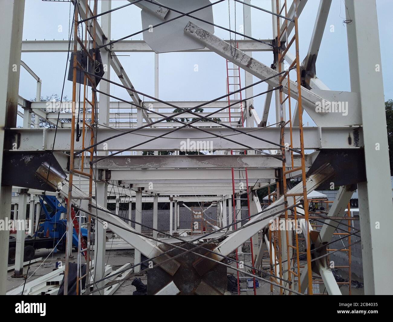 Steel frame of a multi-storey building Stock Photo - Alamy
