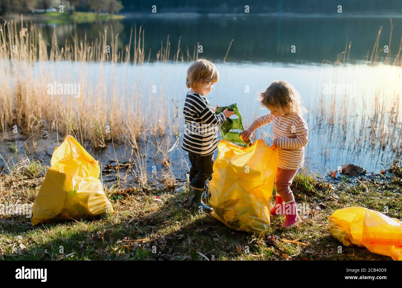 Children picking up trash hi-res stock photography and images - Alamy
