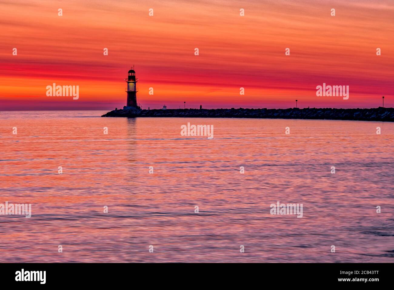 Sun setting behind lighthouse hi-res stock photography and images - Alamy