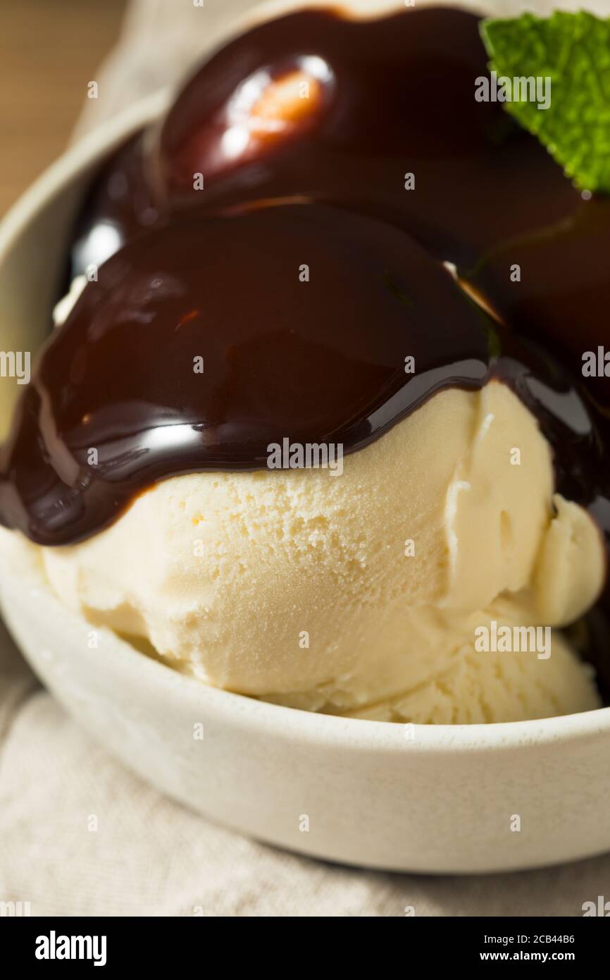 Homemade Frozen Vanilla Ice Cream With Chocolate Syrup Stock Photo - Alamy