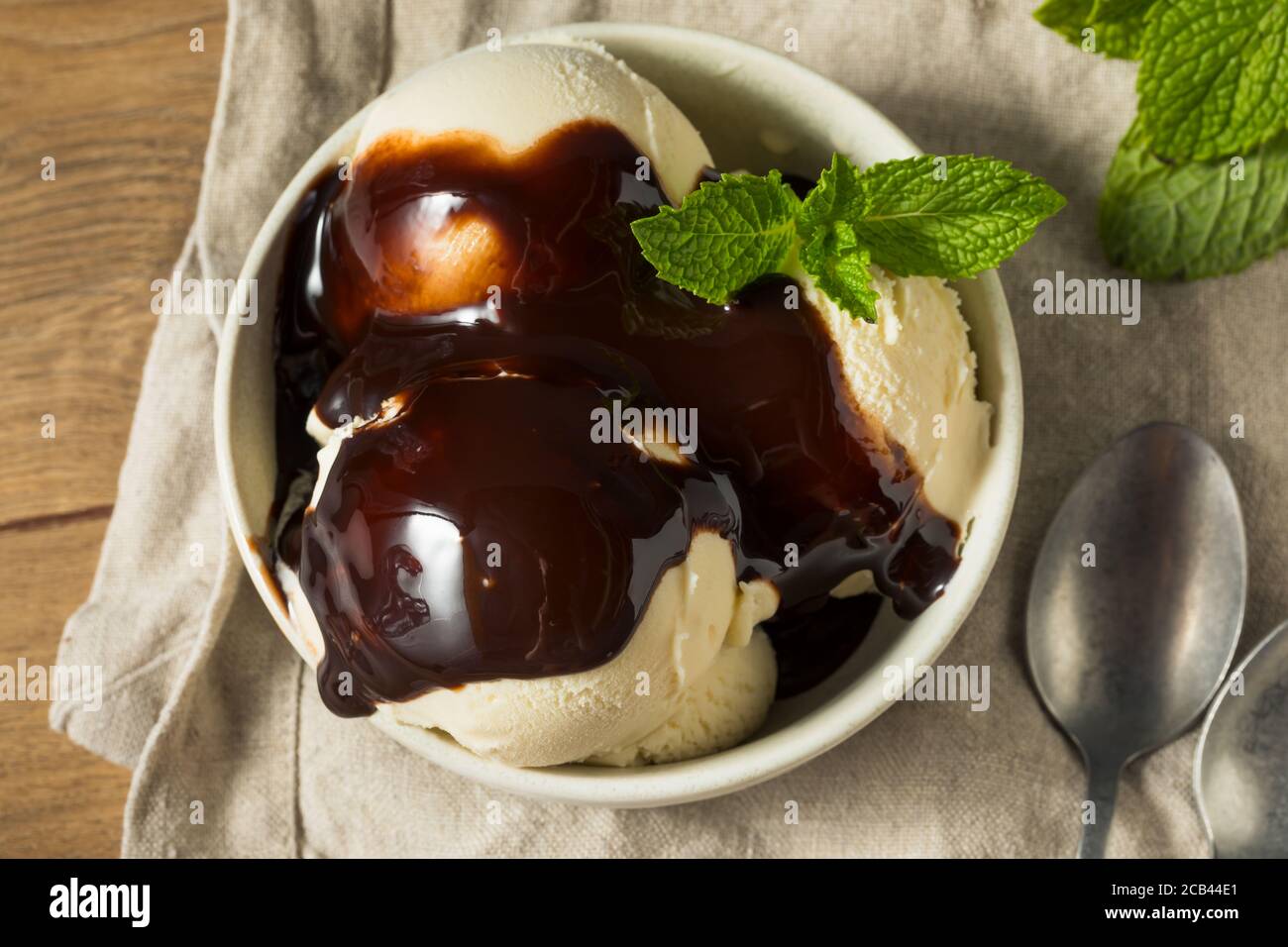 Ice cream with chocolate syrup hi-res stock photography and images - Alamy