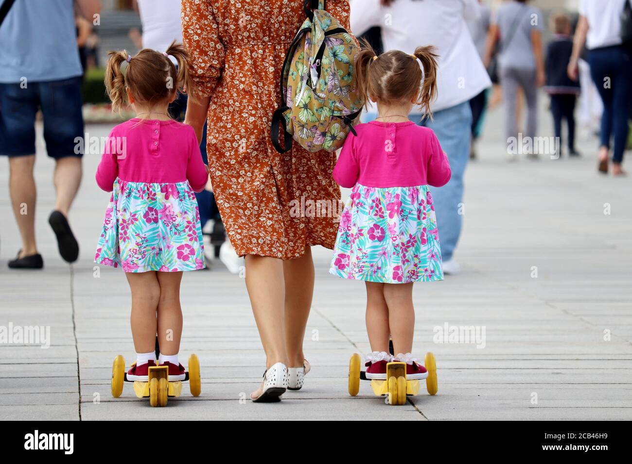 Identical twins children hi-res stock photography and images - Alamy
