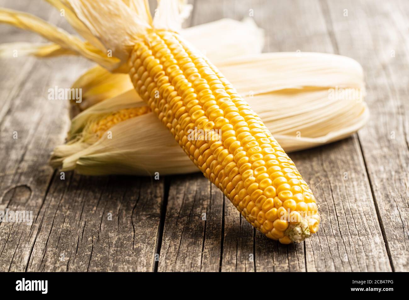 Uncooked corn on the cob hi-res stock photography and images - Alamy