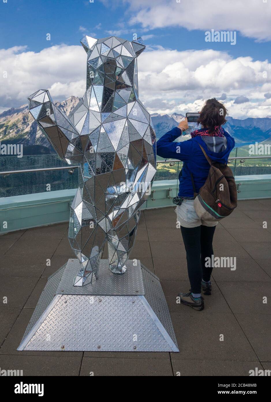 Camera statue hi-res stock photography and images - Alamy