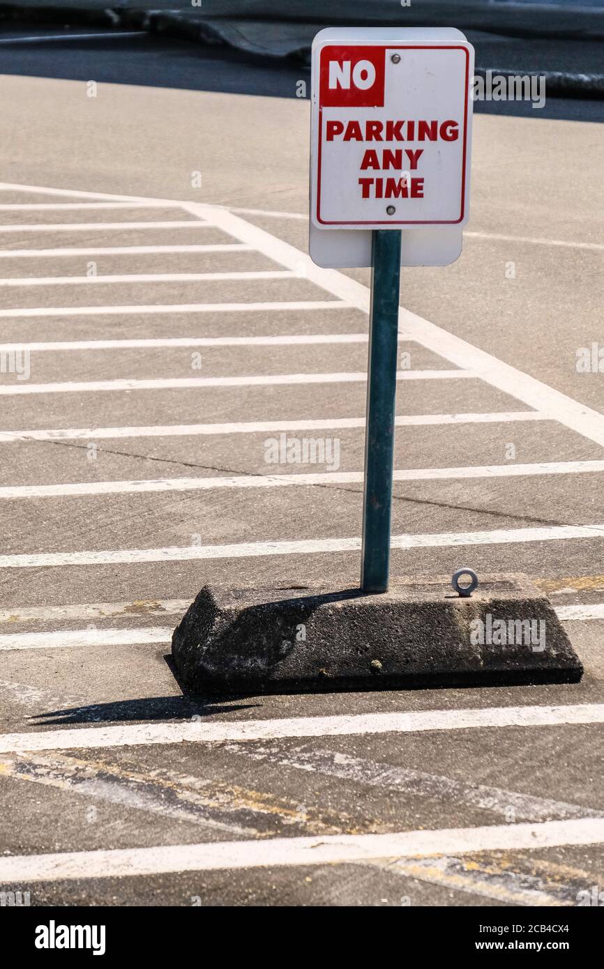 Pedestrian crossing sign parking hi-res stock photography and images ...
