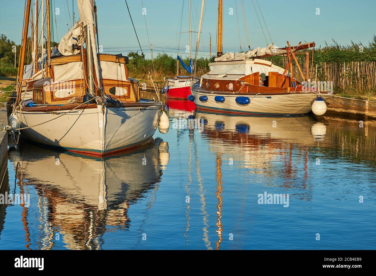 Norfolk broads sailing boats hi-res stock photography and images - Alamy