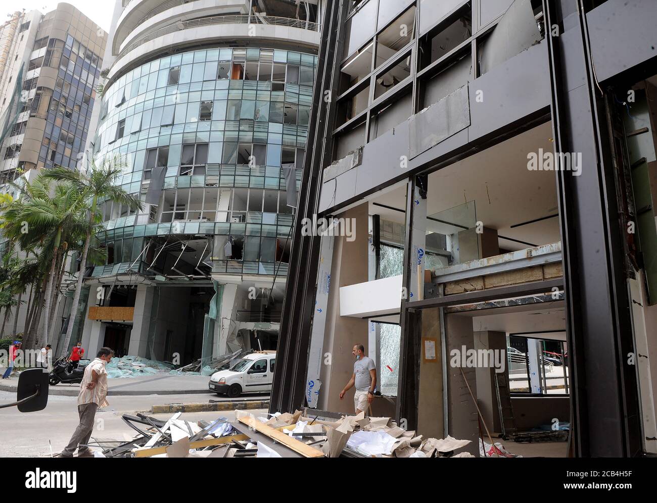 Beirut, Lebanon. 10th Aug, 2020. People help clean up debris following ...