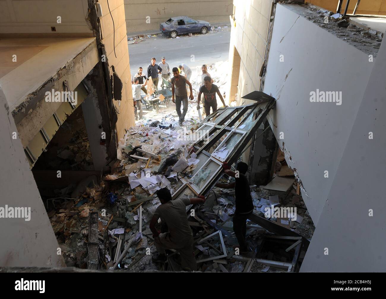 Beirut, Lebanon. 10th Aug, 2020. People help clean up debris following ...