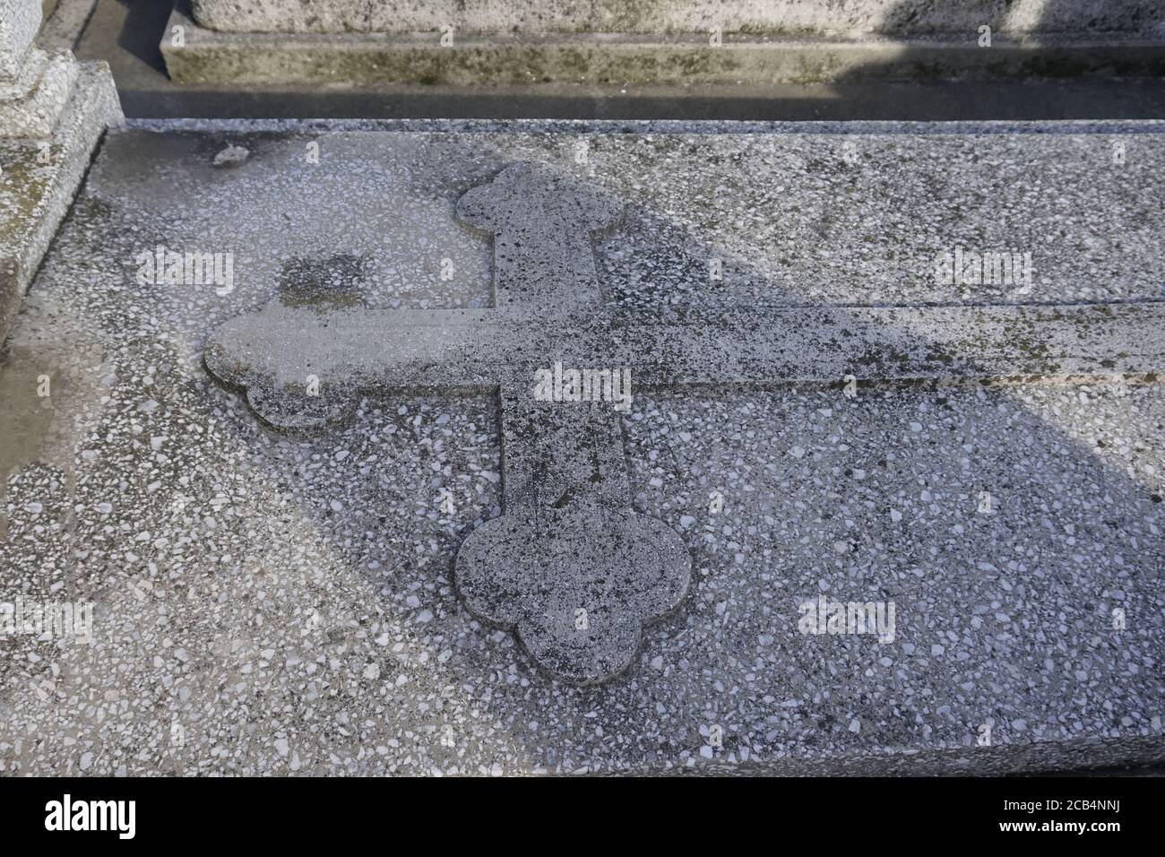 Cross carved on headstone hi-res stock photography and images - Alamy