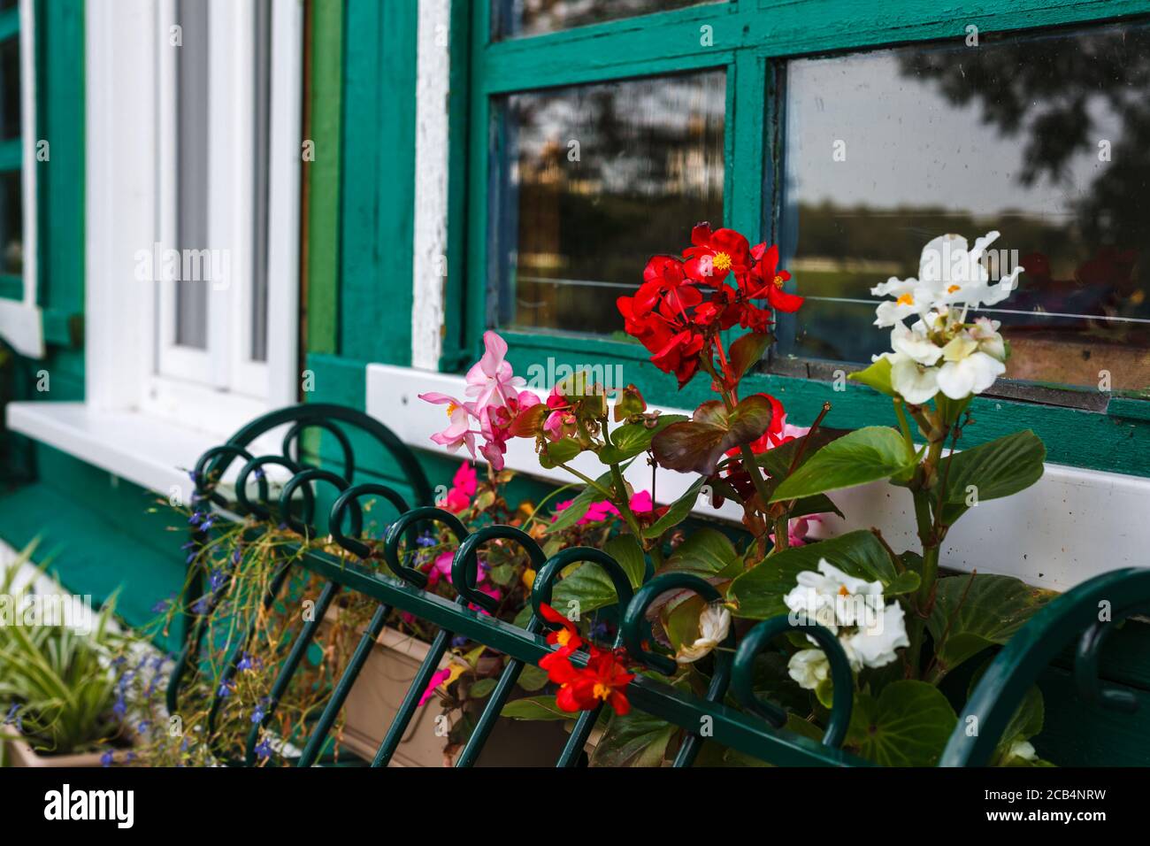 Country cottage exterior hi-res stock photography and images - Alamy
