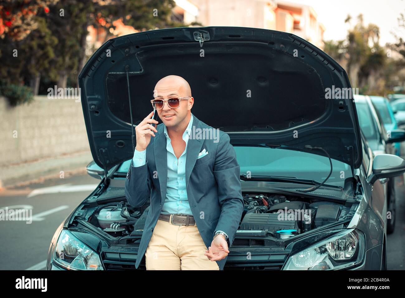 Middle breaking open hi-res stock photography and images - Alamy