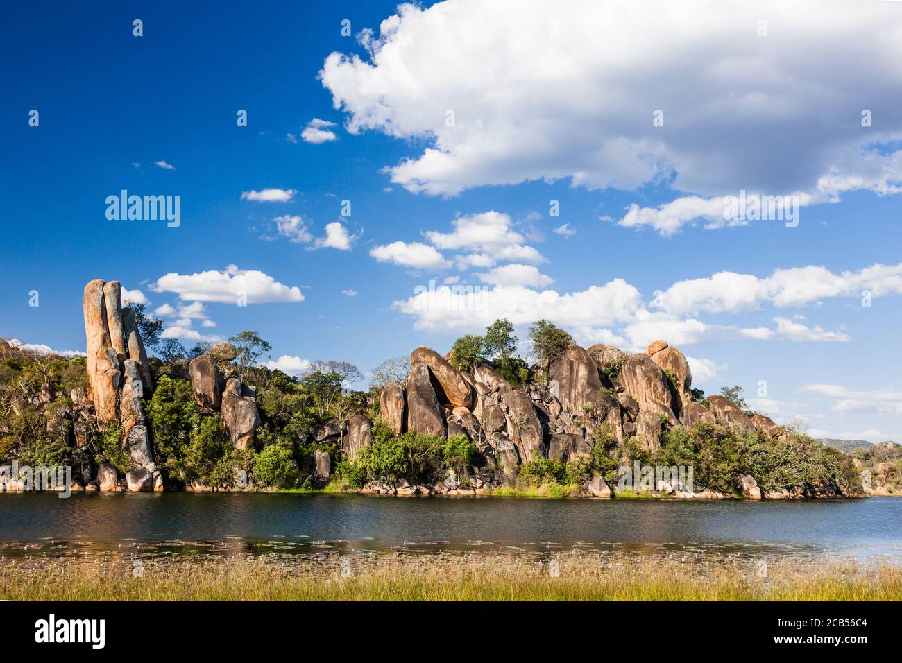 Matobo hills, dramatic natural rock formations and dam, rock art ...