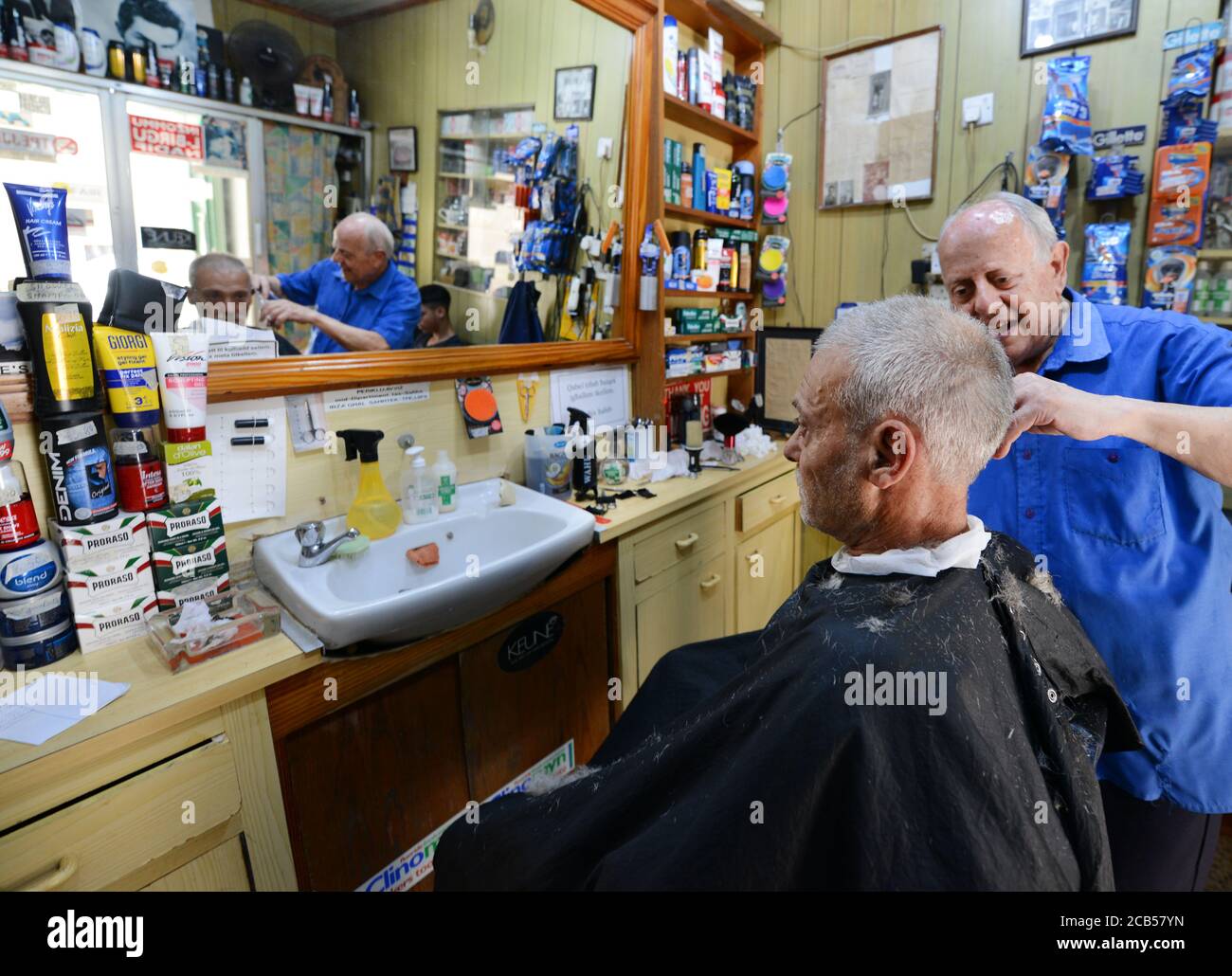 Shaving saloon hi-res stock photography and images - Alamy