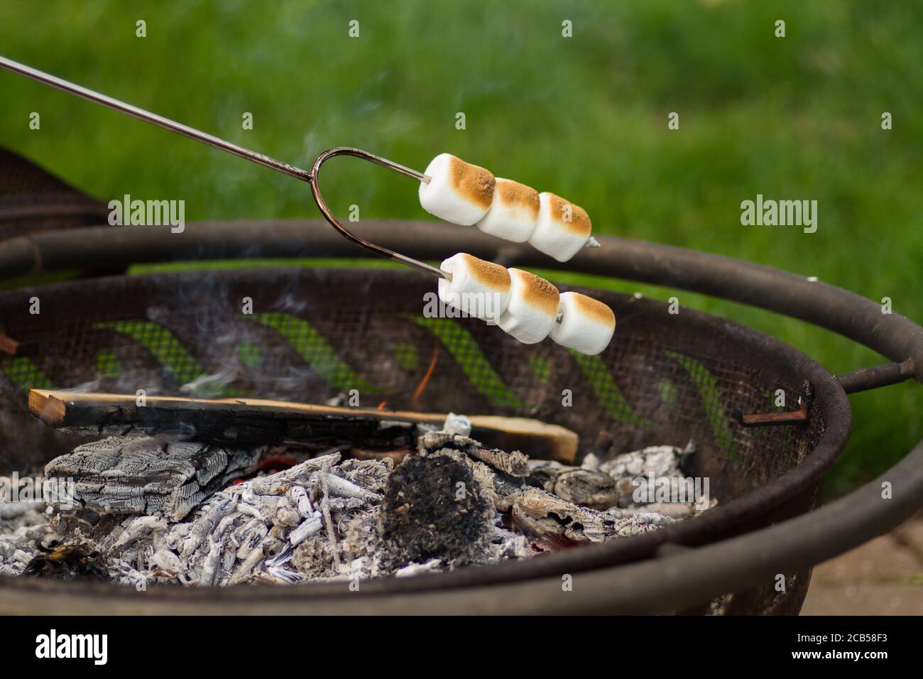 Toasting marshmallows fire hi-res stock photography and images - Alamy